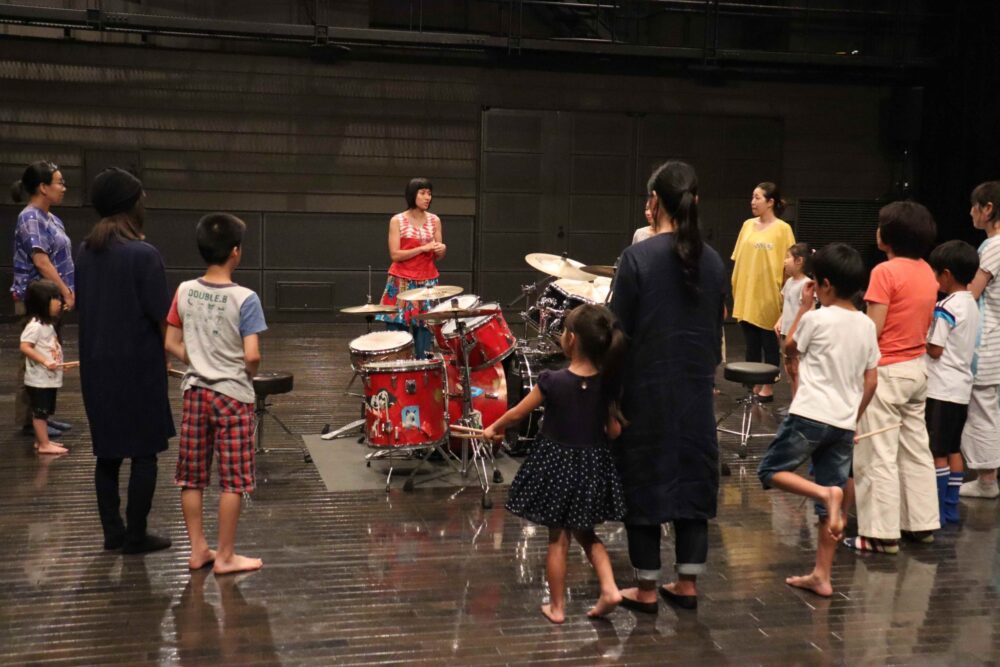 KAVC Music Line“STATION”vol.4 「お母さんとこどものためのドラムワークショップ」を開催しました。 | 新開地アートひろば